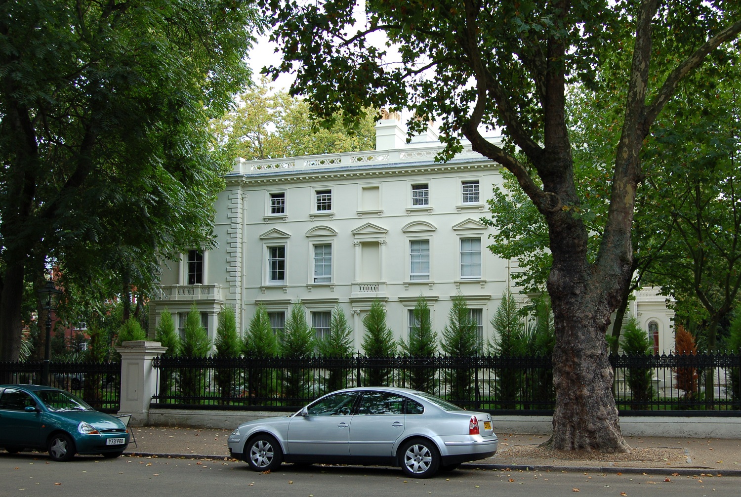 Khan calls for further clampdown on Russians in London with links to ...